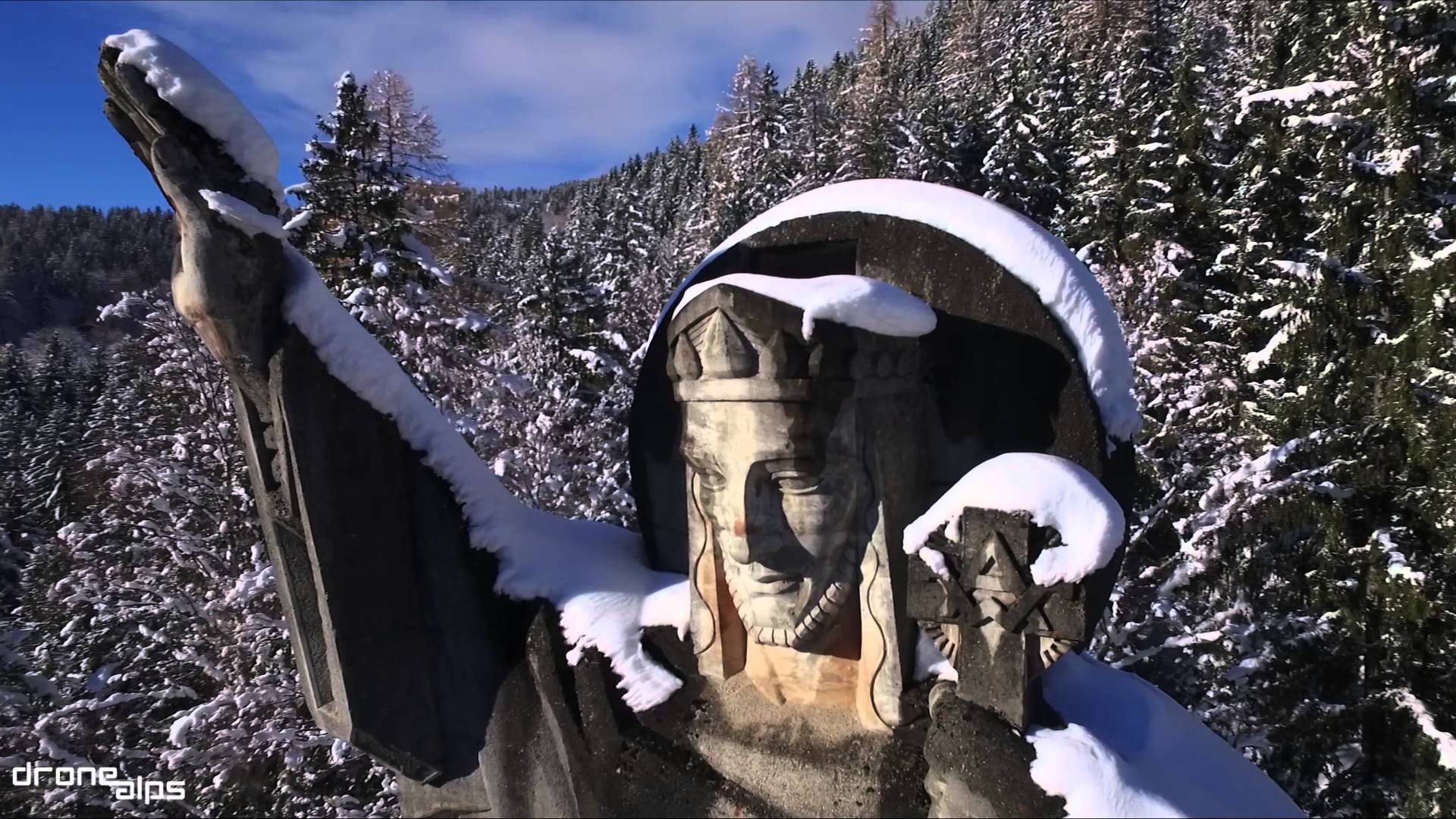 La statue monumentale de Christ Roi aux Houches dans la vallée de ...